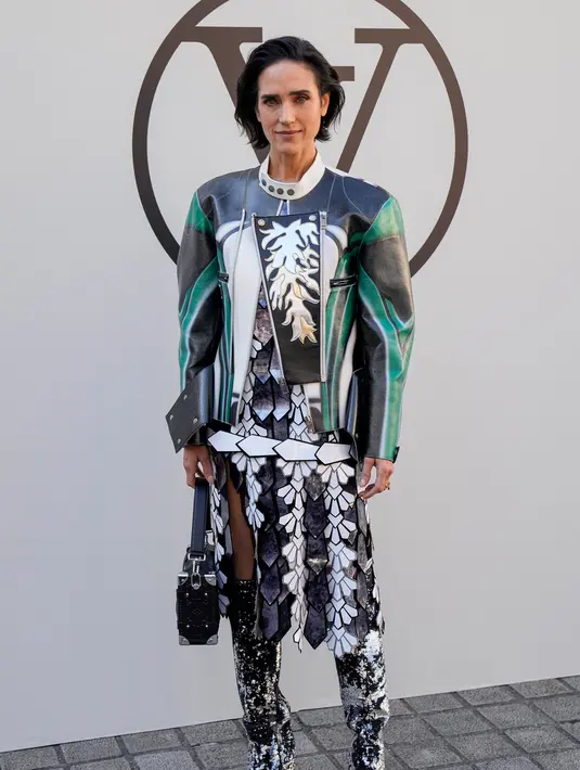 Jennifer Connelly Tampil Berkilauan di Hari Terakhir Paris Fashion Week ...