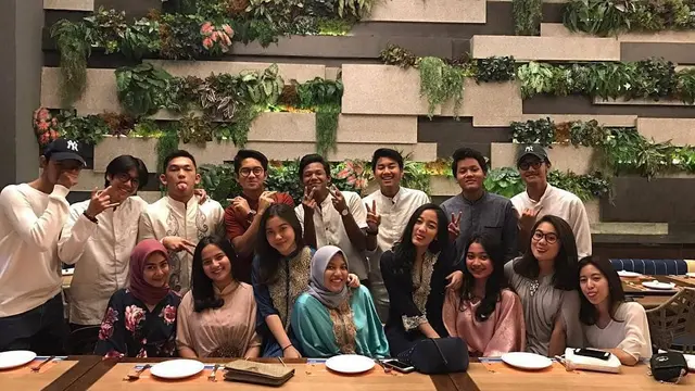 Mantan Iqbaal Ramadhan, Ini 6 Potret Persahabatan Dianty Annisa dan Zidny Lathifa - Hot Liputan6.com