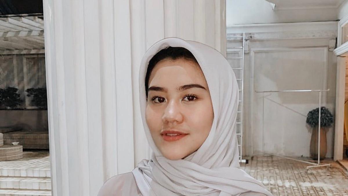 Momen Kartika Putri Rapikan Hijab Aaliyah Massaid Tuai Komentar Netter - Entertainment Fimela.com