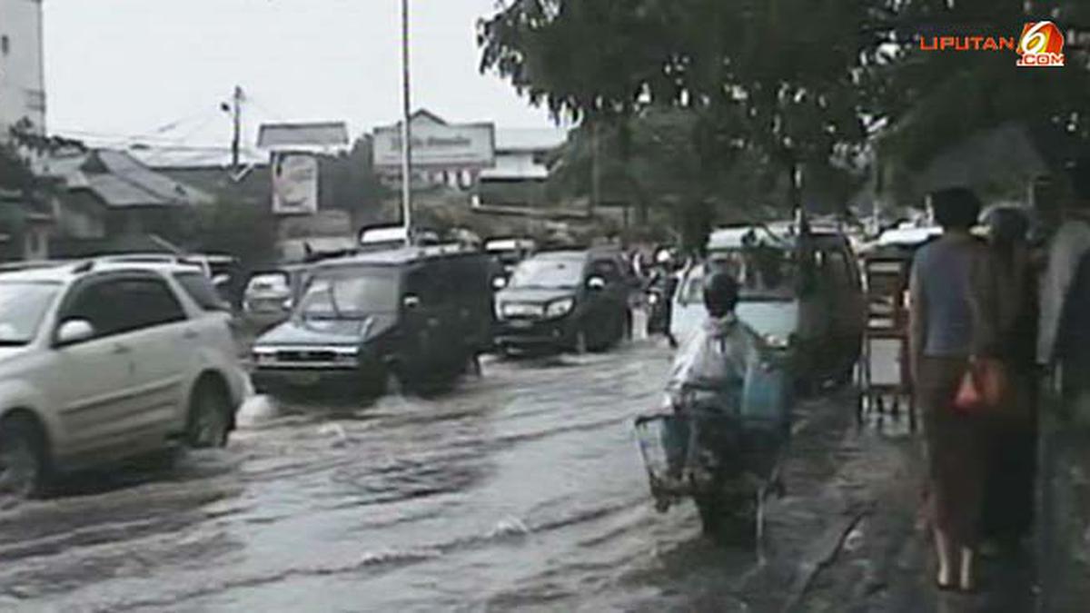 VIDEO: Pusat Kota Bandung Kebanjiran, Lalin Macet Parah - News Liputan6.com