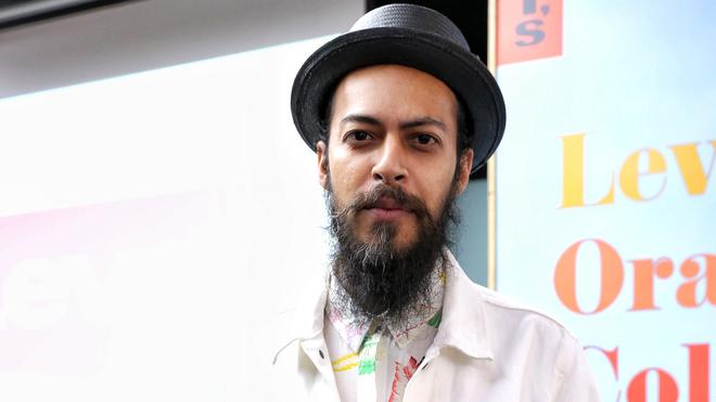 5 Potret Gaya Alex Abbad yang Unik dan Keren - Celeb Bintang.com