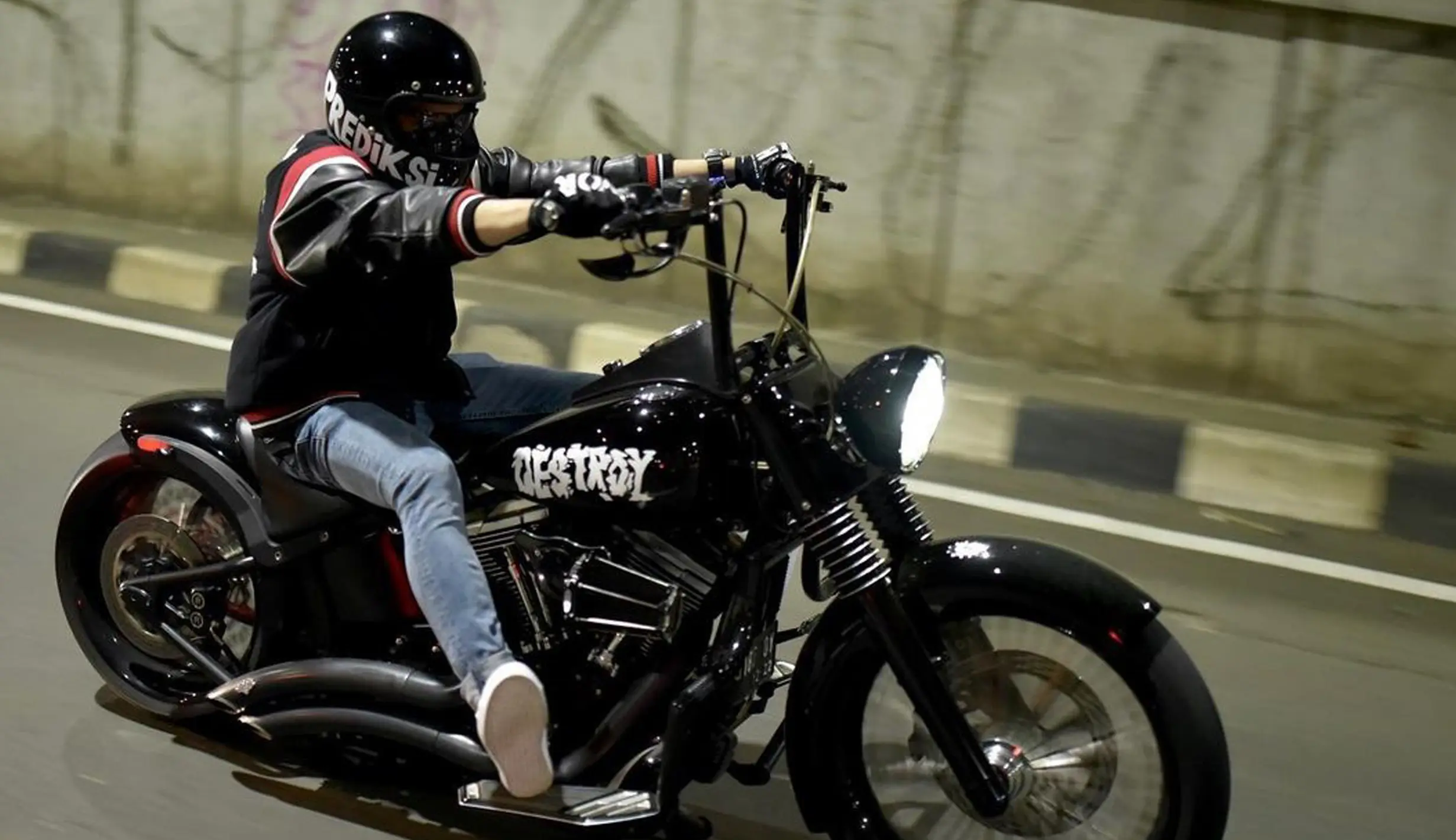 FOTO: 6 Gaya Desta Naik Motor Gede, Garang Abis - Foto Liputan6.com