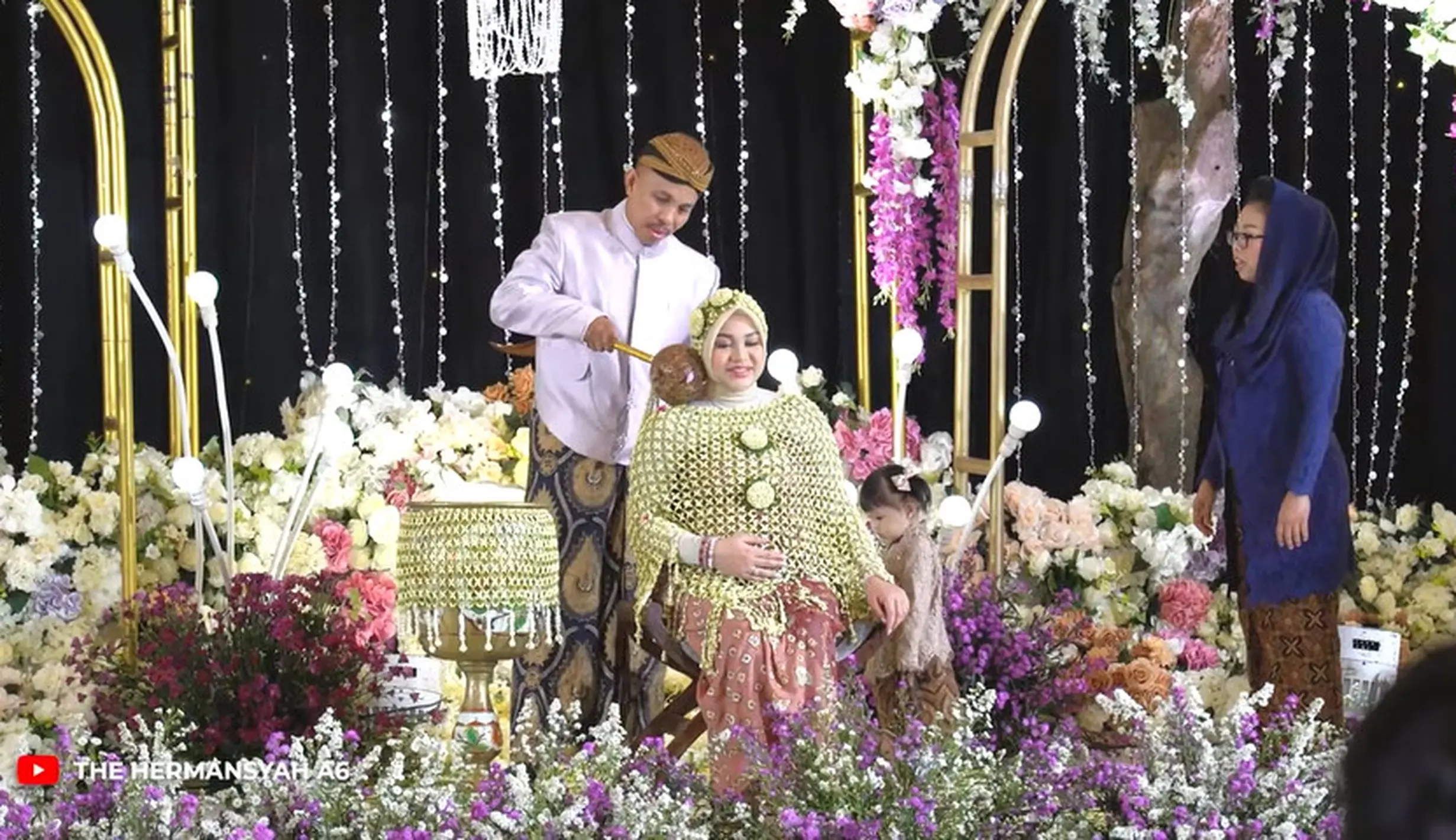 10 Potret Mitoni Aurel Hermansyah, Berikut Makna dari Tradisi Masyarakat Jawa - Photo Fimela.com