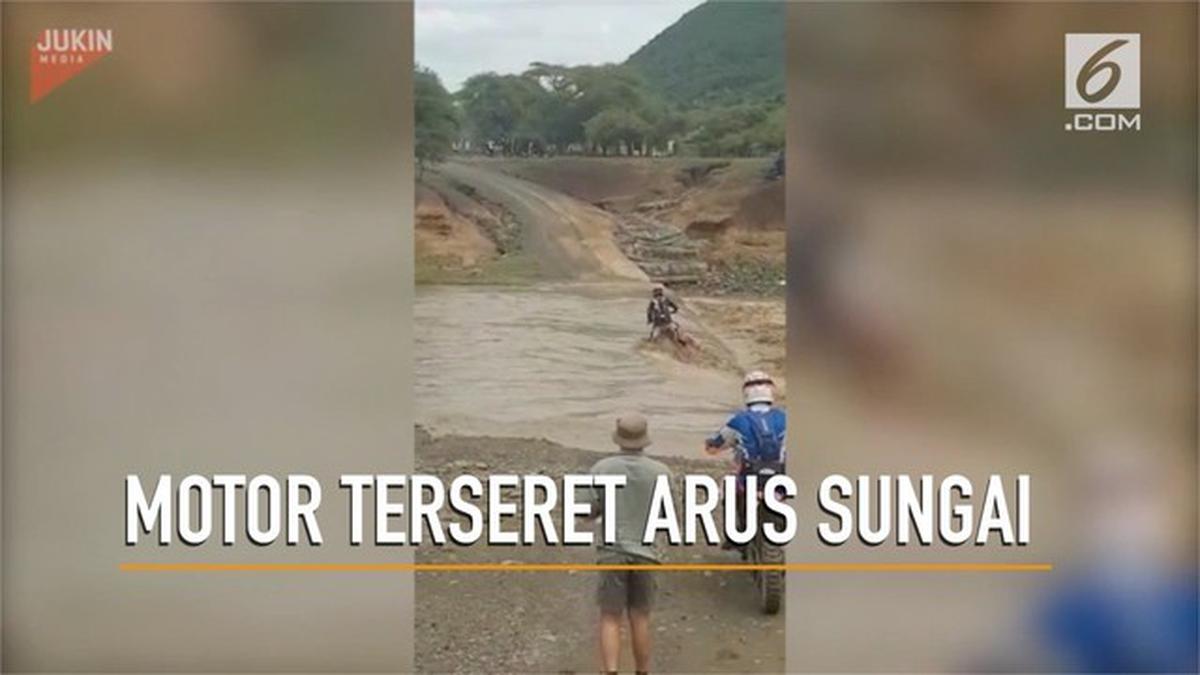 VIDEO: Nekat Lintasi Sungai, Motor Terseret Arus - Global Liputan6.com