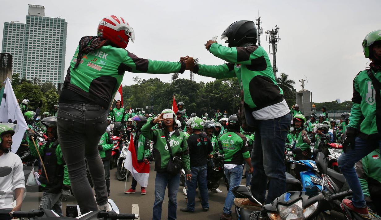 Gelar Demo, Ratusan Driver Gojek Berkumpul di Jalan Asia Afrika - Foto Liputan6.com