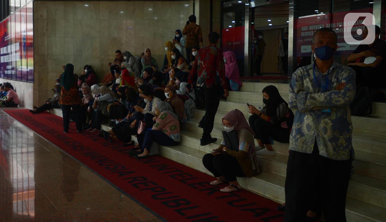 Gedung Kebakaran, Pegawai Kemenkumham Panik Berhamburan Keluar - Foto ...