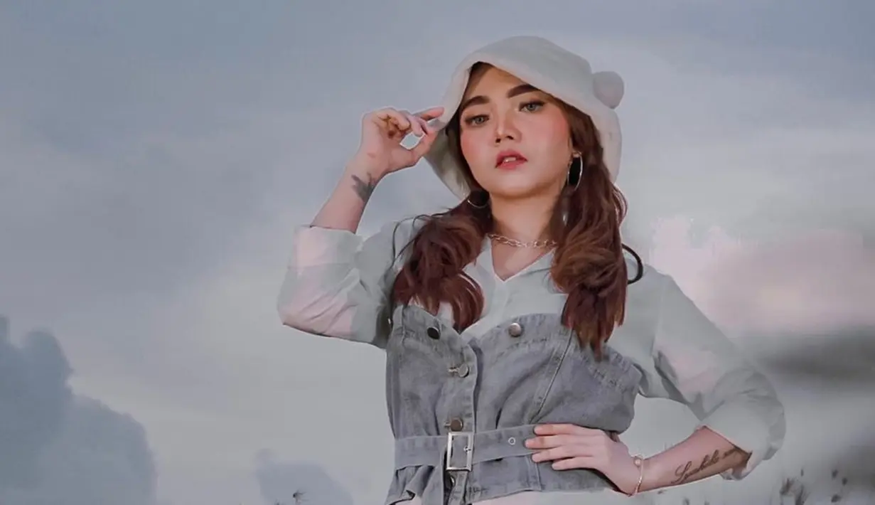 FOTO: Gaya Syahiba Saufa Pakai Topi, Tampil Keren - Foto Liputan6.com