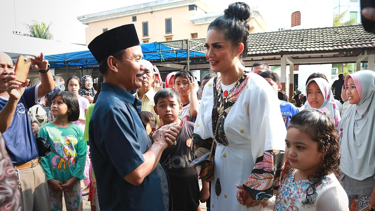 Krisdayanti Ajarkan Anak Berkurban Sejak Dini