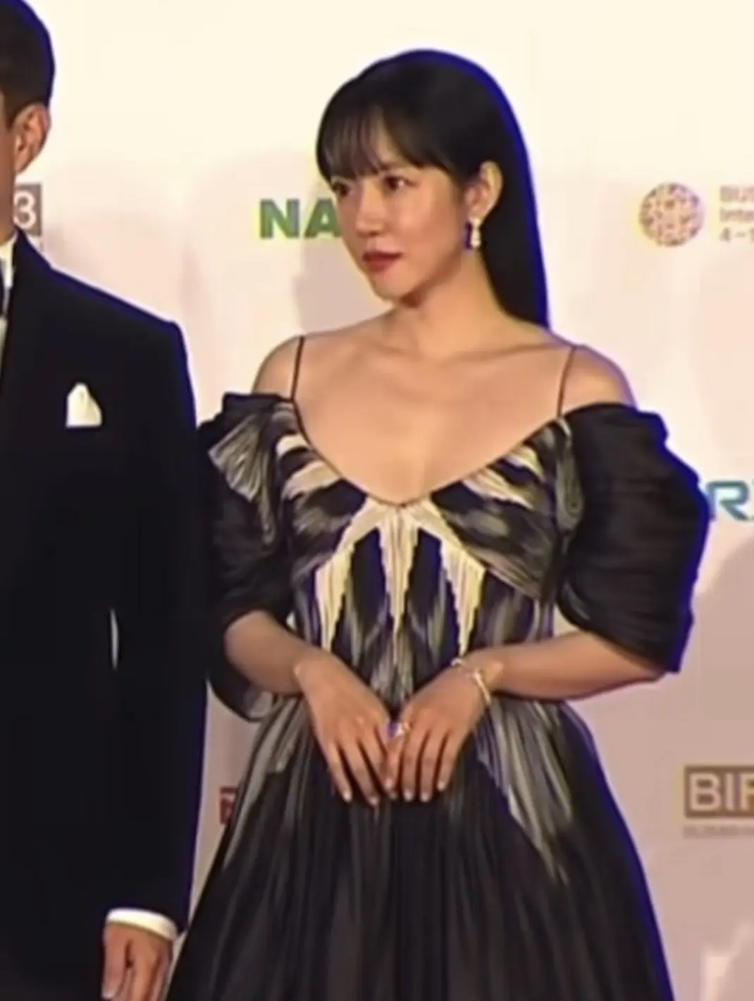 6 Adu Gaya Busana Aktris Korea Selatan di Red Carpet Busan Internasional Film Festival, Park Eun ...