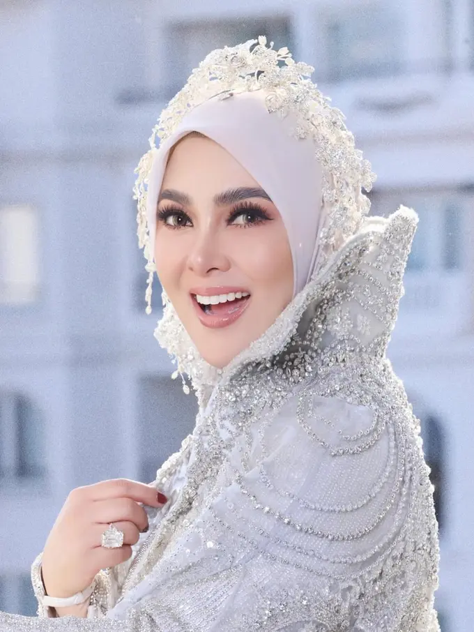 Potret Syahrini Debut di Festival Film Cannes 2025, Tampil Bak Ratu Berlian 12 Karat Seharga ...