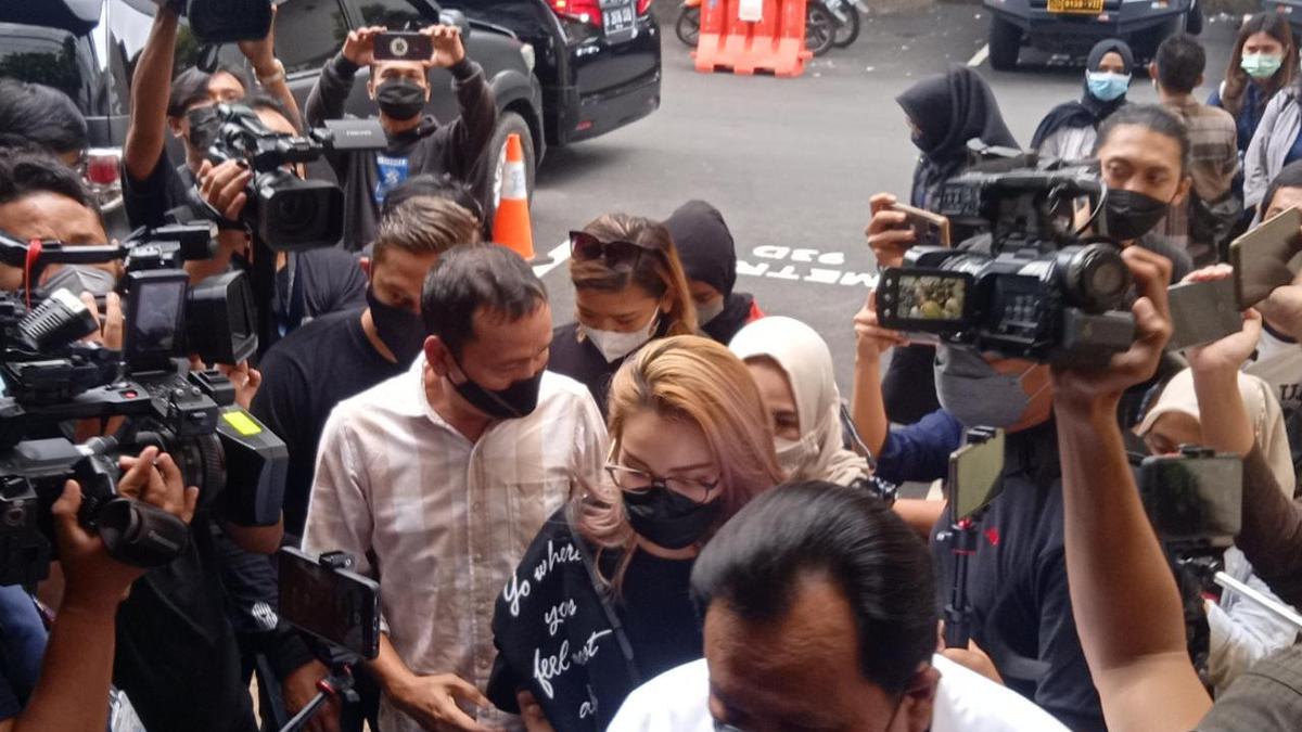 Orangtua Ayu Ting Ting Dilaporkan ke KPAI - ShowBiz Liputan6.com