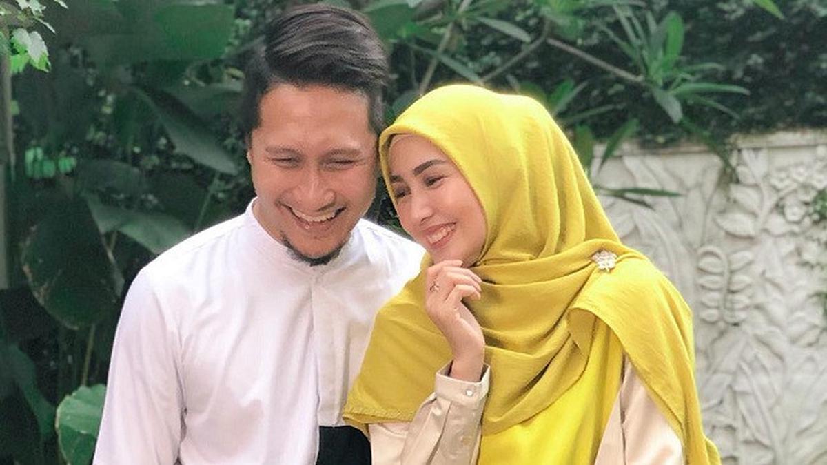 Simple, Menghargai Suami ala Fenita Arie kepada Arie Untung ...