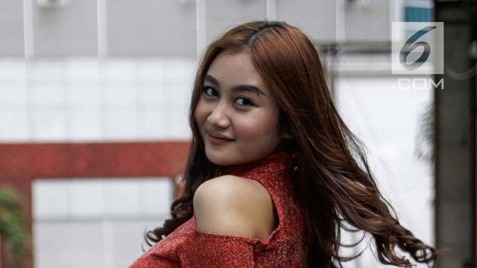 Pamela Safitri Pamer Foto Dipeluk Mesra Cowok - ShowBiz Liputan6.com