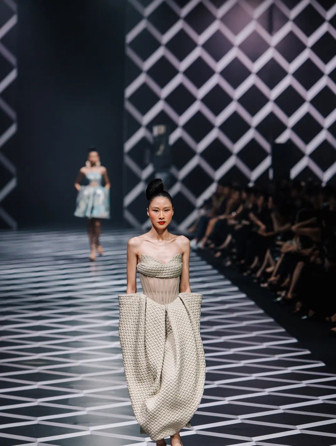 Mozaik Kehidupan dalam Potongan-Potongan Busana yang Indah nan Romantis ...