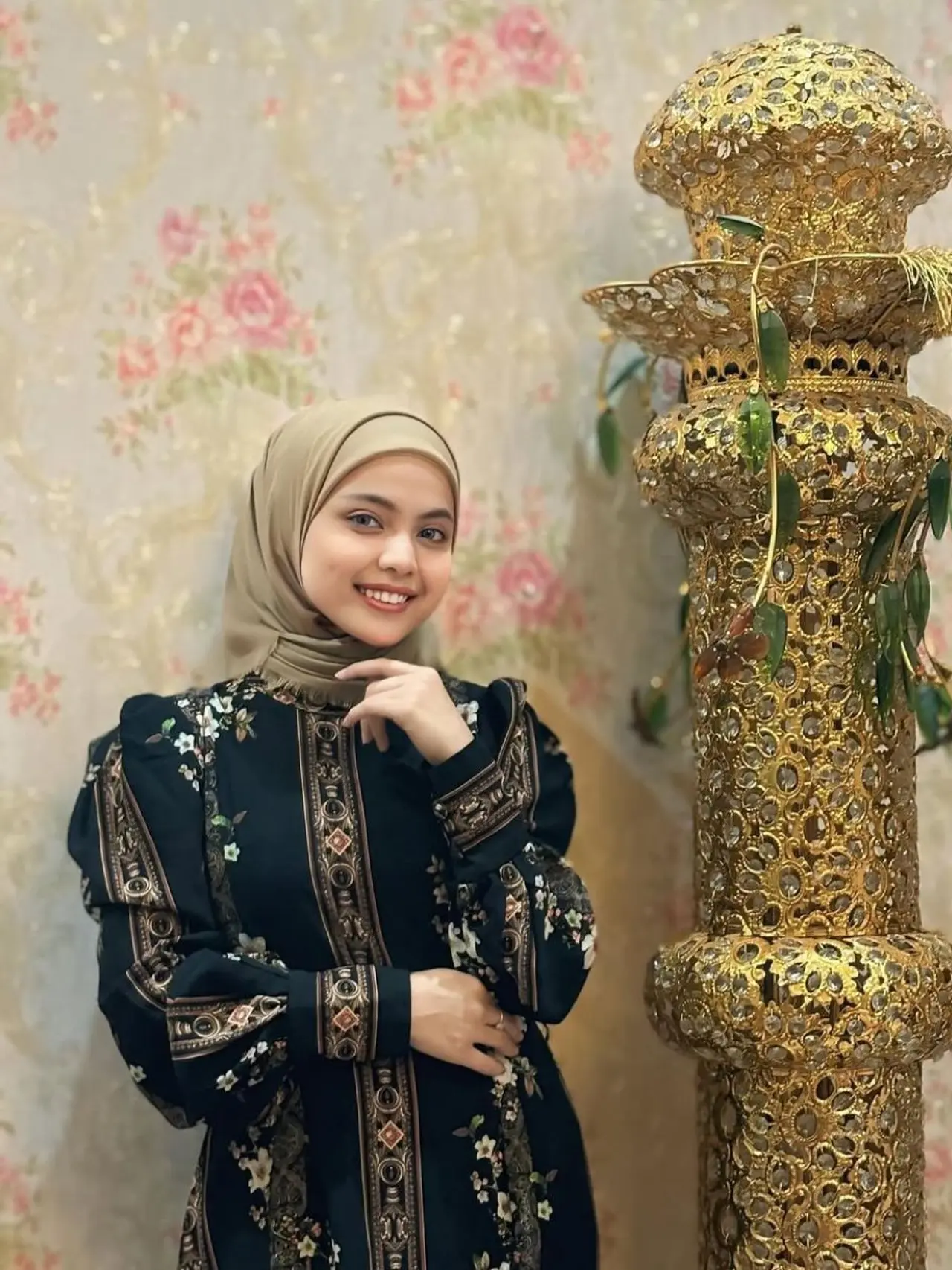 7 Potret Putri Isnari Kenakan Hijab dan Cadar, Tampilan Menawan Curi ...