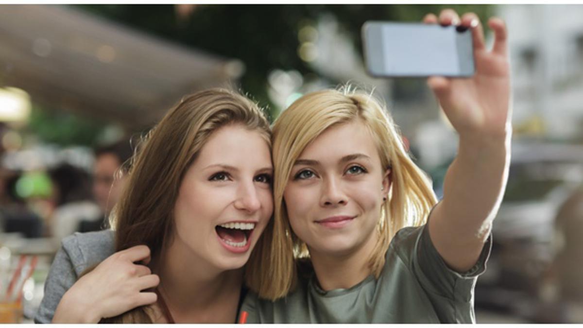 5 Tips Untuk Selfie Yang Sempurna - Beauty Fimela.com