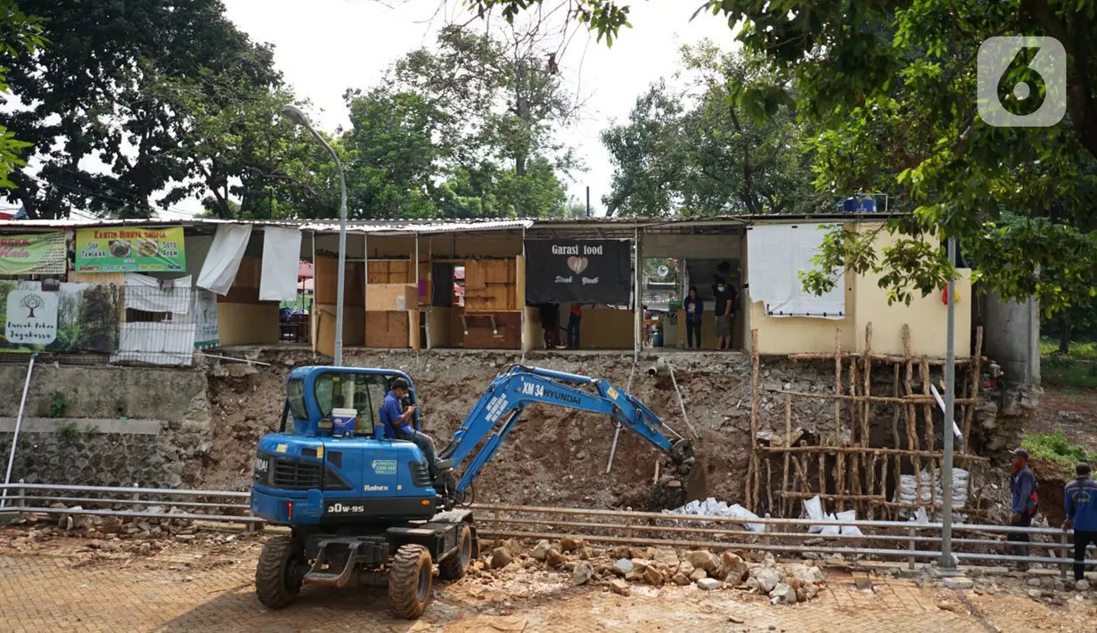 FOTO: Diduga Terkikis Saluran Cuci Piring, Turap Rumah Makan di ...