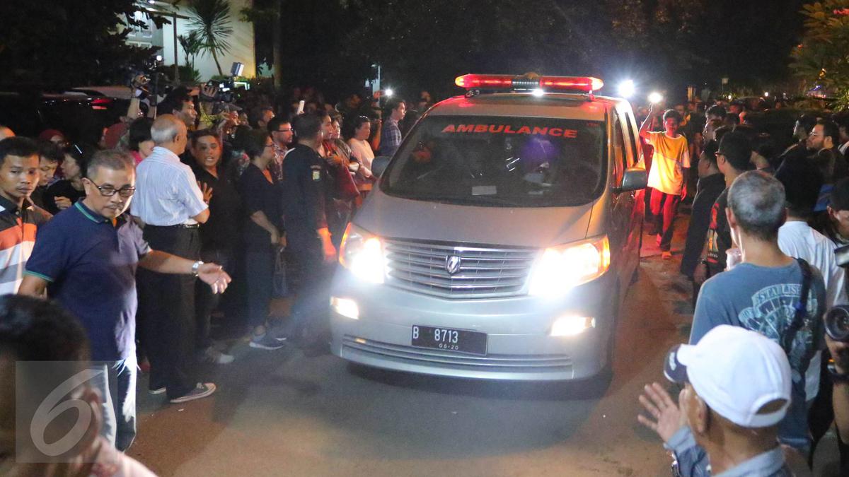 Jenazah Mike Mohede Tiba di Rumah Duka - Foto Liputan6.com