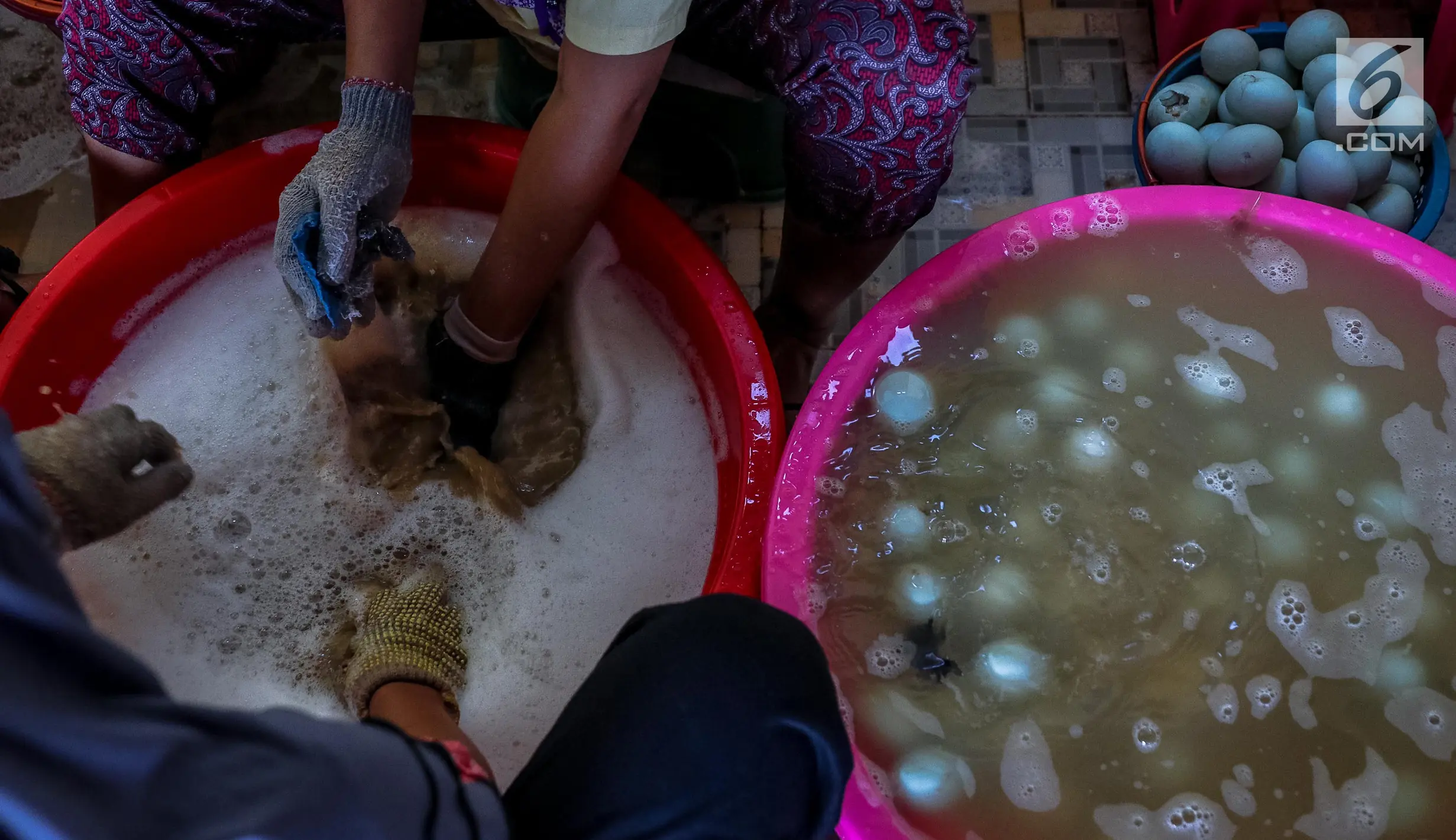 Melihat Proses Pembuatan Telur Asin Oleh-Oleh Khas Brebes - Foto ...