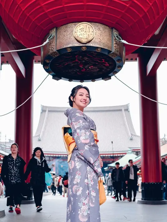 FOTO: Gaya Menawan Manda Cello Pakai Kimono Ini Curi Perhatian - Foto ...