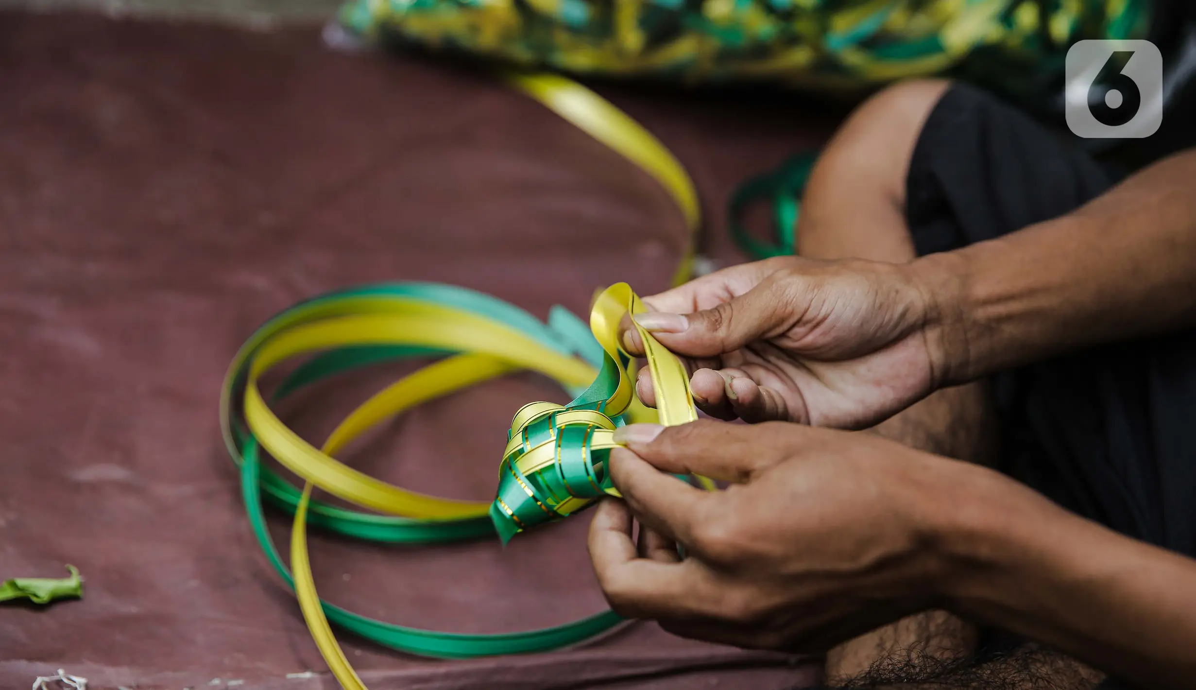 FOTO: Pernak-pernik Ketupat Hias Lebaran - Foto Liputan6.com