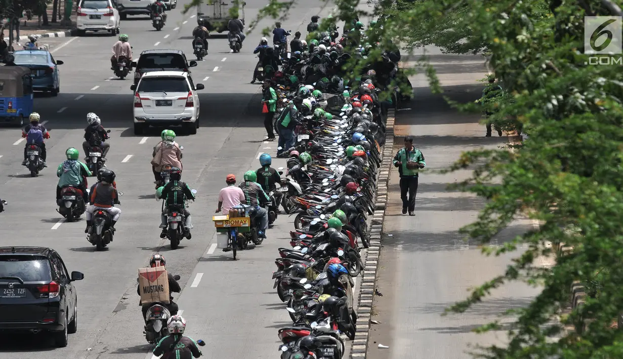 FOTO: Semrawut Ojek Online Mangkal di Badan Jalan Bikin Kemacetan - Foto Liputan6.com