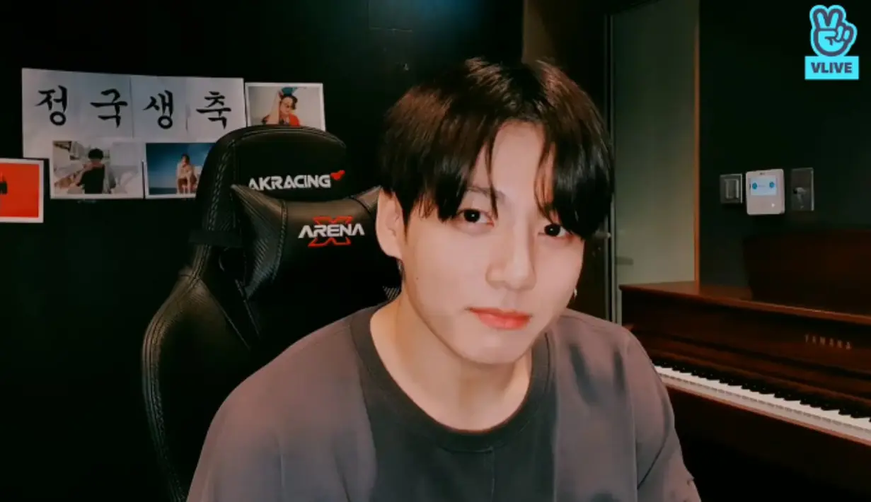 Rambut Jungkook BTS Model Belah Tengah Menutupi Mata, Ciri Khas yang ...