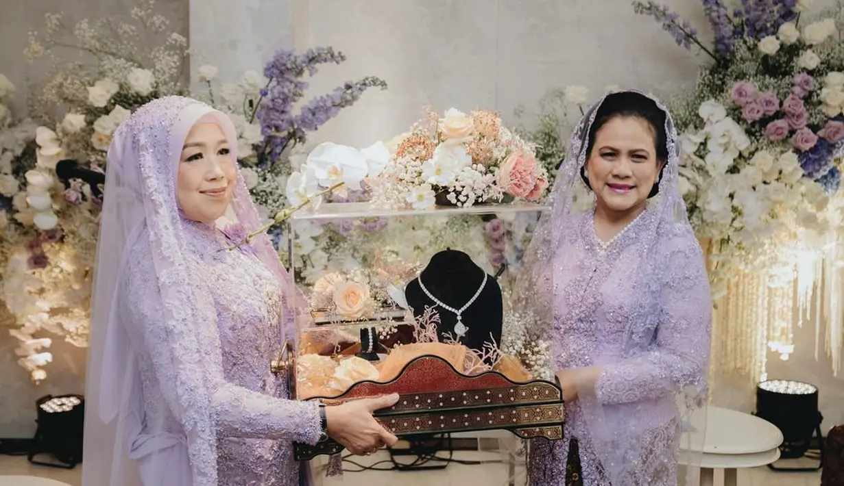 6 Gaya Mirip Mertua-Menantu, Iriana Jokowi dan Erina Gudono saat Pakai Kebaya yang Vibesnya ...