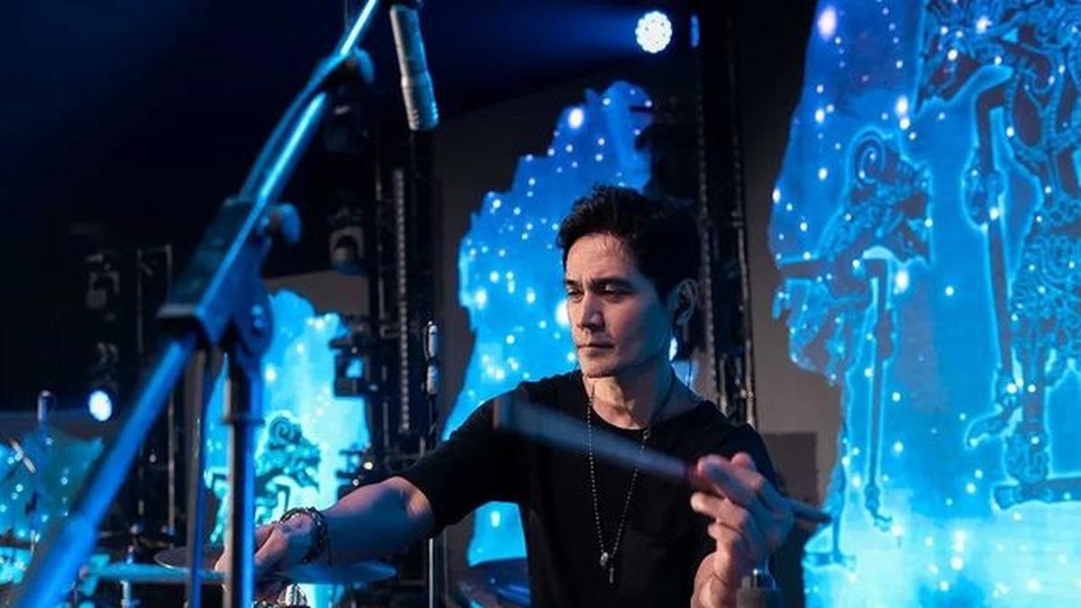 6 Potret Drummer Band Pria yang Selalu Tampil Keren, Ganteng dan ...