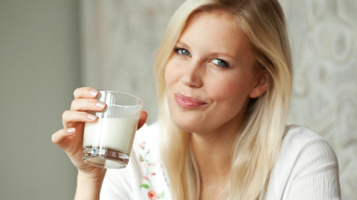 Selain Kaya Kalsium, Ini 4 Manfaat Mengejutkan Minum Susu Hangat ...