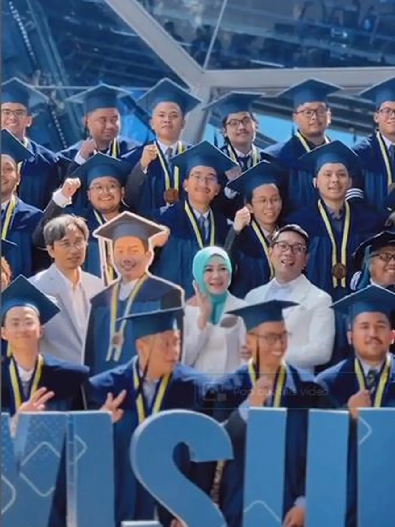 6 Potret Ridwan Kamil Wakili Mendiang Eril Wisuda, Tak Kuasa Tahan Air Mata - Hot Liputan6.com