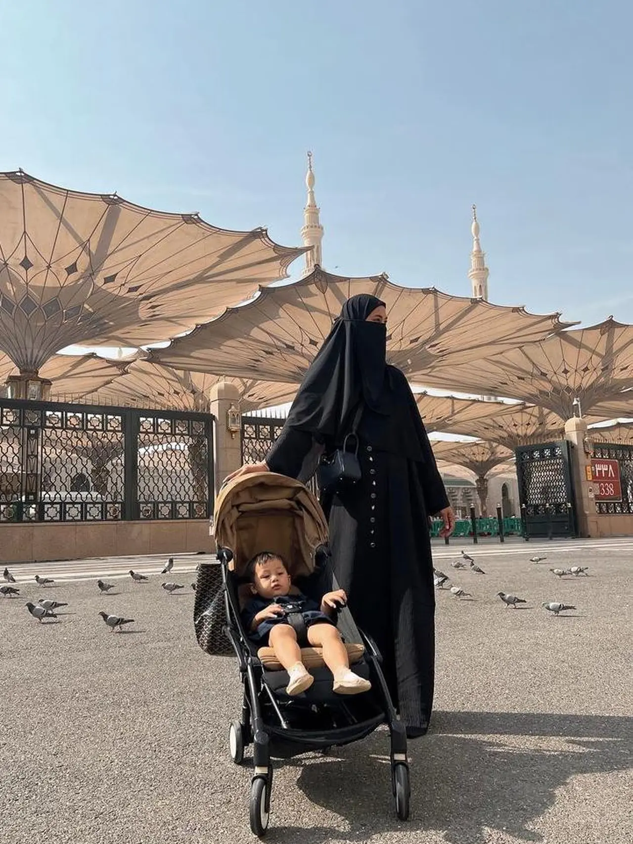 6 Potret Paula Verhoeven Pakai Hijab dan Cadar saat Umrah, Dipuji ...