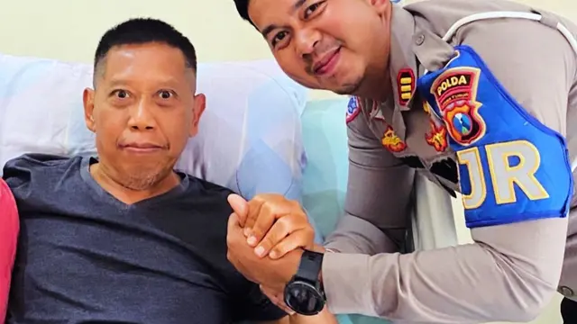 7 Potret Ega Prayudi Anak Angkat Tukul Arwana Saat Jenguk Ayah, Setia Merawat - Hot Liputan6.com