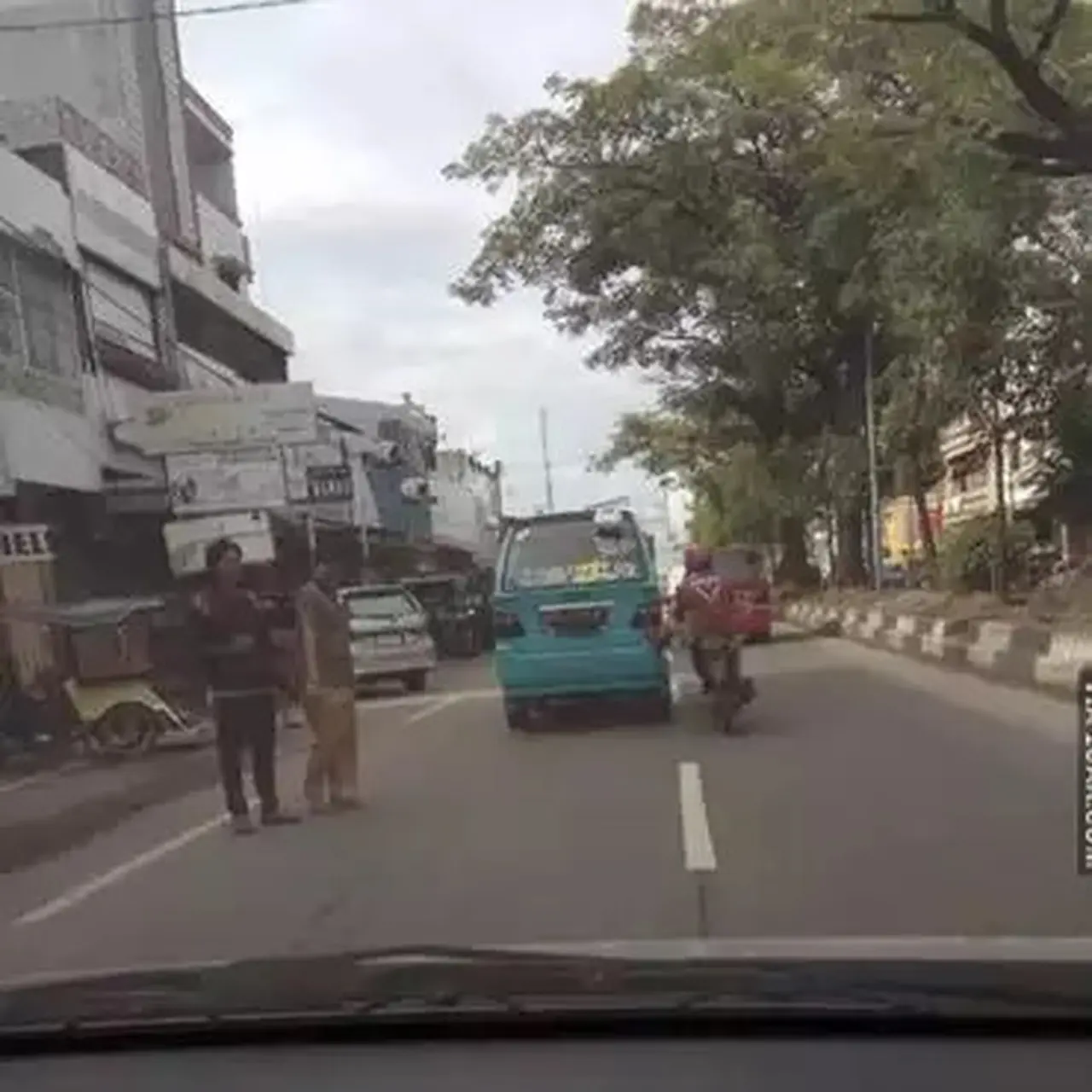 6 Potret Aksi Pemotor Dorong Mobil Mogok Pakai Kaki Ini Bikin Tepuk ...