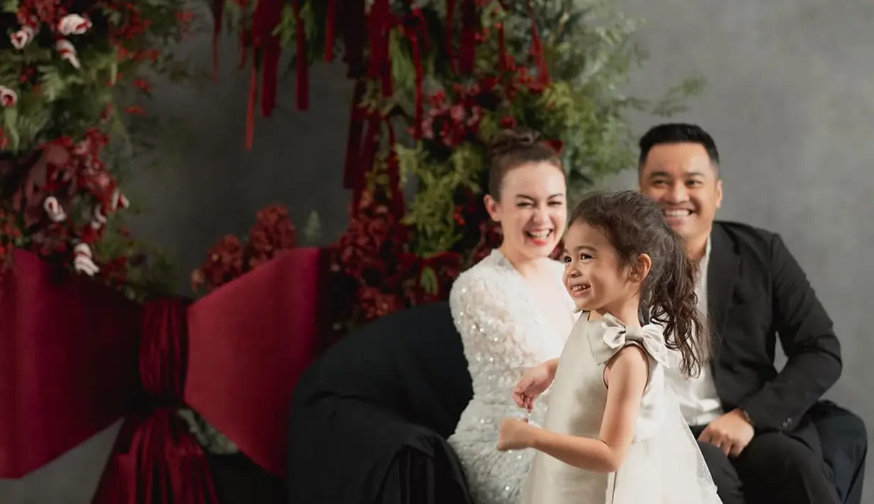 Pemotretan Keluarga Rianti Cartwright Sambut Natal 2024, Sang Anak ...