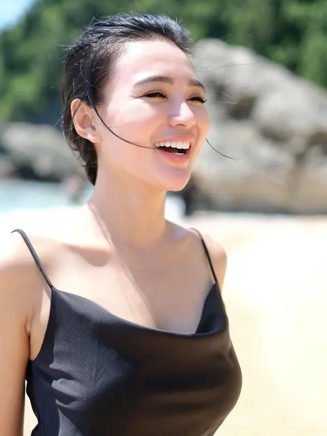 5 Potret Cantik Memesona Wika Salim Saat Liburan di Pantai - Entertainment Fimela.com