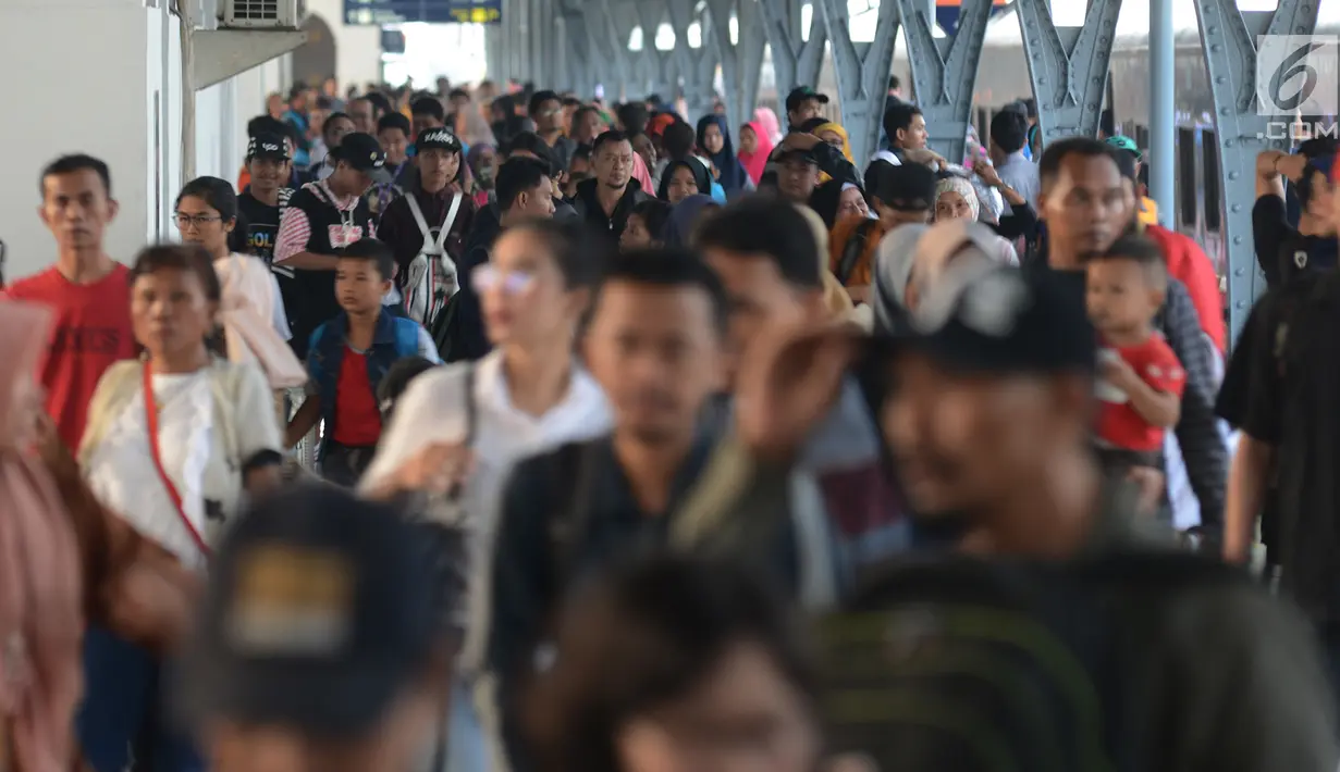 FOTO: Melihat Kepadatan Arus Balik di Stasiun Pasar Senen - Foto Liputan6.com