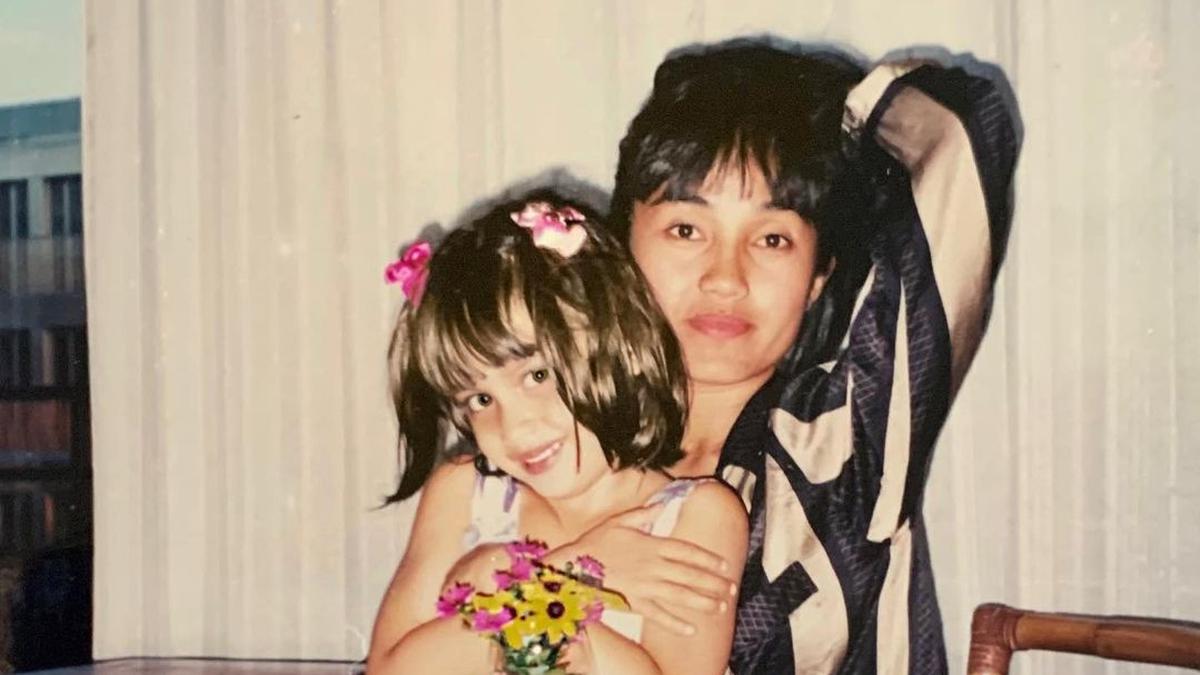 6 Potret Ibu Cinta Laura yang Awet Muda di Usia 59 Tahun