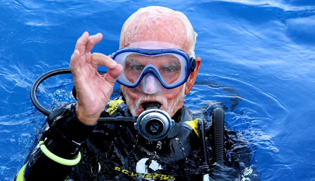 FOTO: Kakek 96 Tahun Menyelam di Kedalaman Setara Gedung 15 Lantai ...