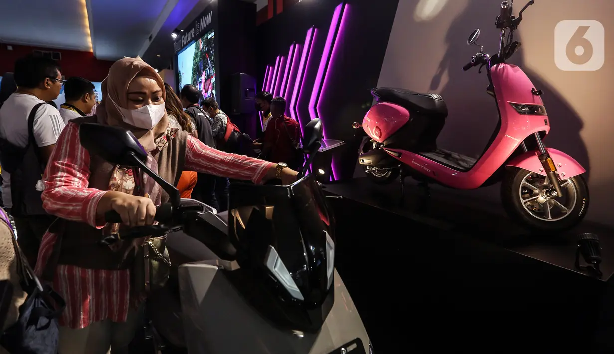 Ragam Sepeda Motor Listrik Tarik Minat Pengunjung IIMS 2023 - Foto ...