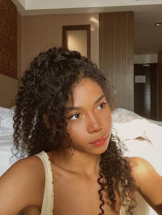 Pesona Zsa Zsa Utari Pakai Makeup Natural, Jadi Inspirasi Kulit Sawo Matang - Foto Liputan6.com