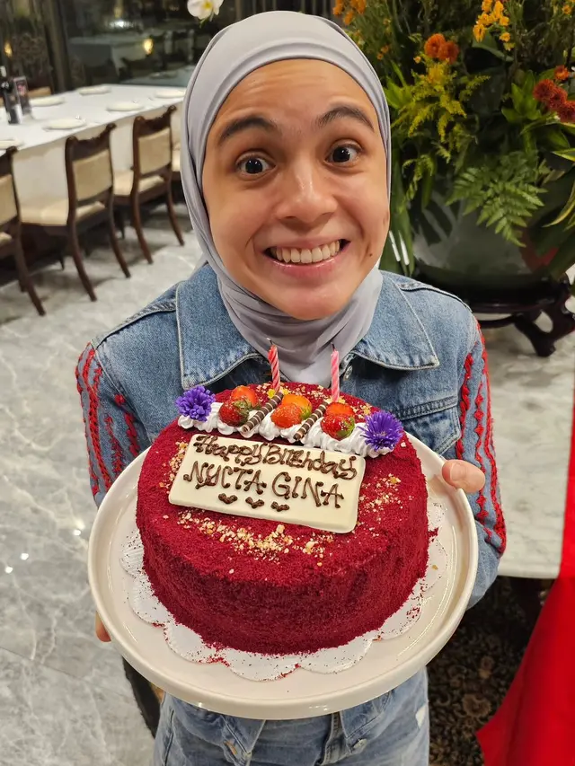 8 Potret Nycta Gina Rayakan Ultah Sederhana, Awet Muda di Usia 40 Tahun ...
