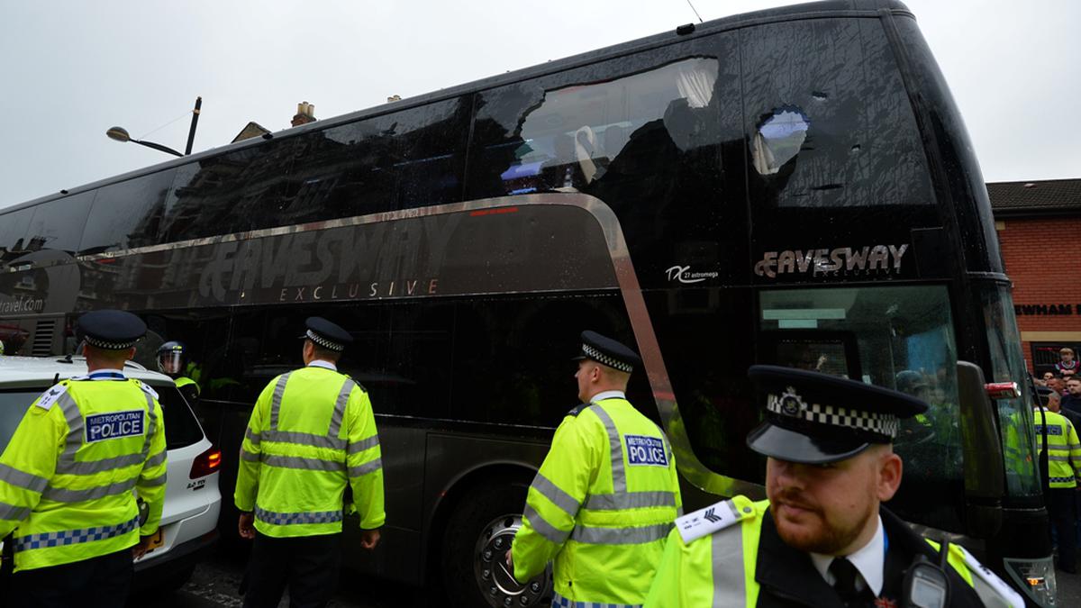 Soal Penyerangan Bus, West Ham United Minta Maaf kepada MU - Inggris ...