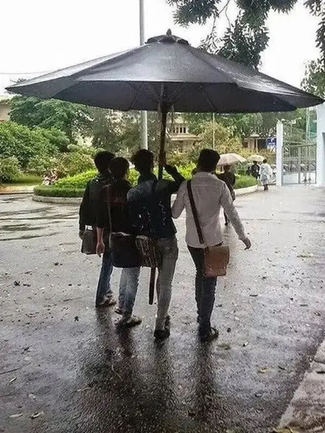 6 Momen Lucu di Tengah Hujan Bersama Sahabat, Bikin Senyum - Hot ...