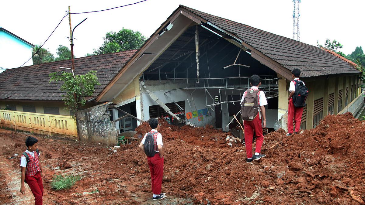FOTO: Truk Proyek Tol Timpa Bangunan SD Bambu Apus Pamulang