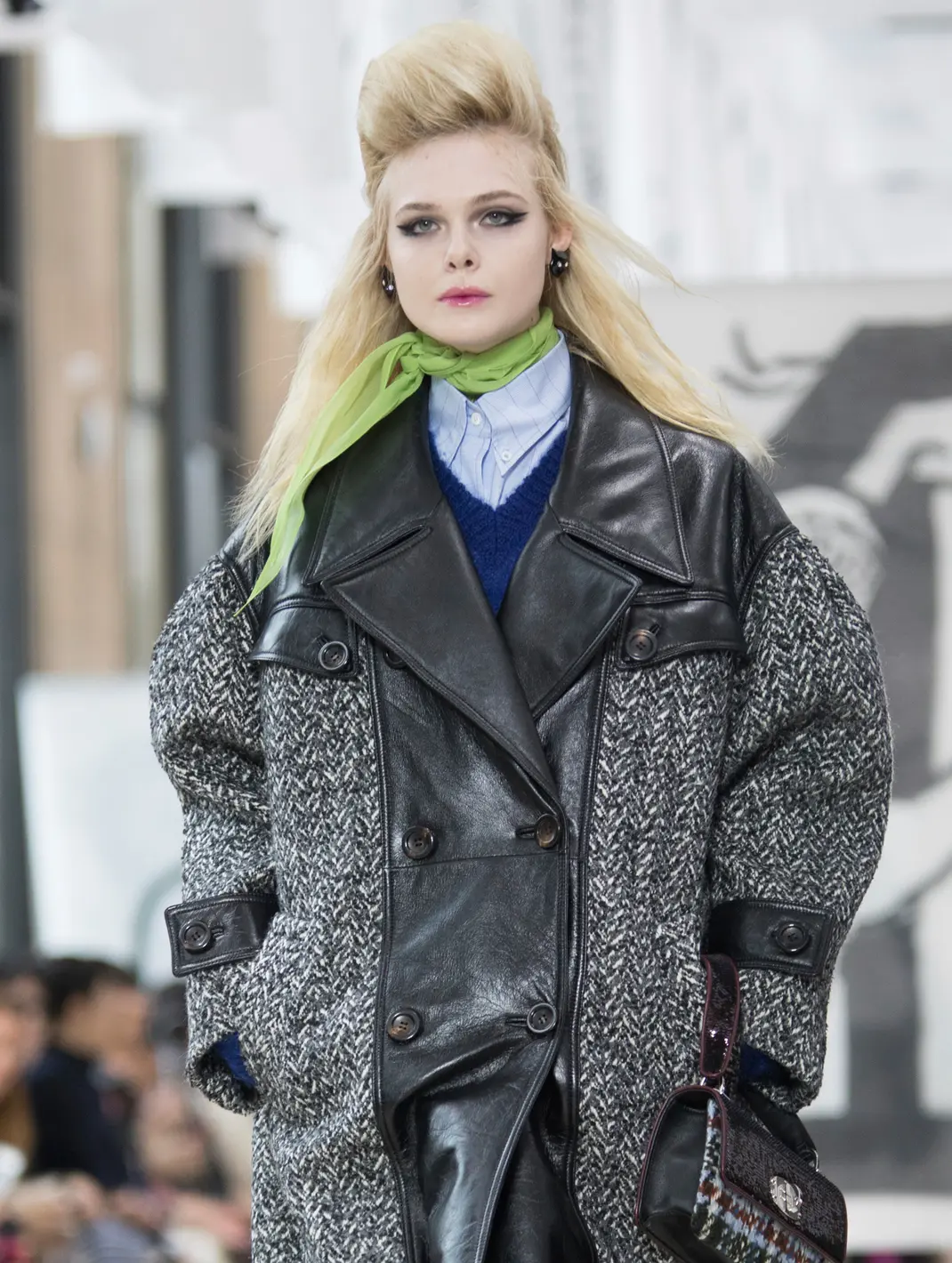 FOTO: Pesona Elle Fanning Jadi Model di Atas Runway Paris Fashion Week ...