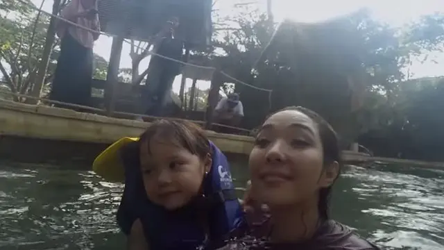 Foto Keseruan Gempi dan Gisella Anastasia Saat Bermain Air - Entertainment Fimela.com