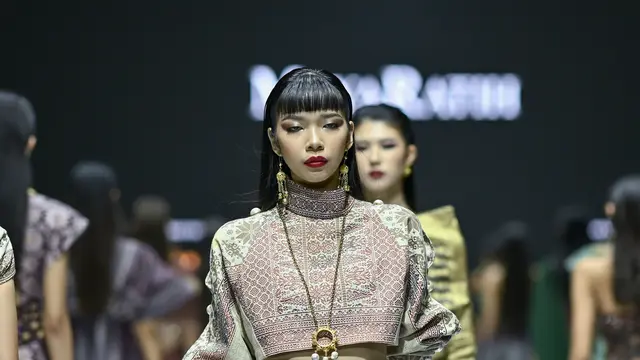 Keindahan Wastra Songket dengan Pewarna Alam Tampil di JFW 2025 ...