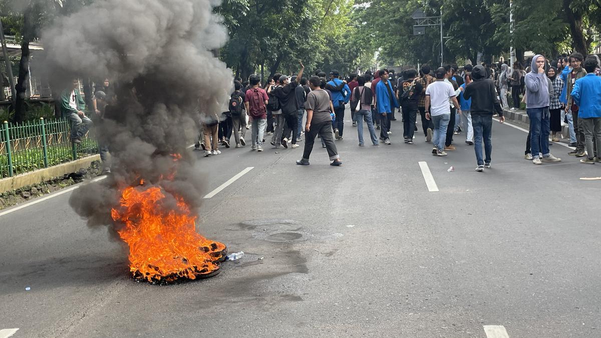 Demo Tuntut Rektor Dicopot, Mahasiswa Universitas Pancasila Blokade ...