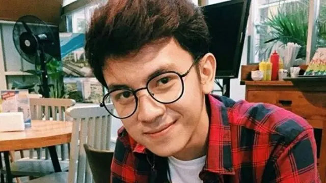 7 Gaya Dede Satria, Aktor Muda yang Dikabarkan Dekat dengan Anak Sule ...